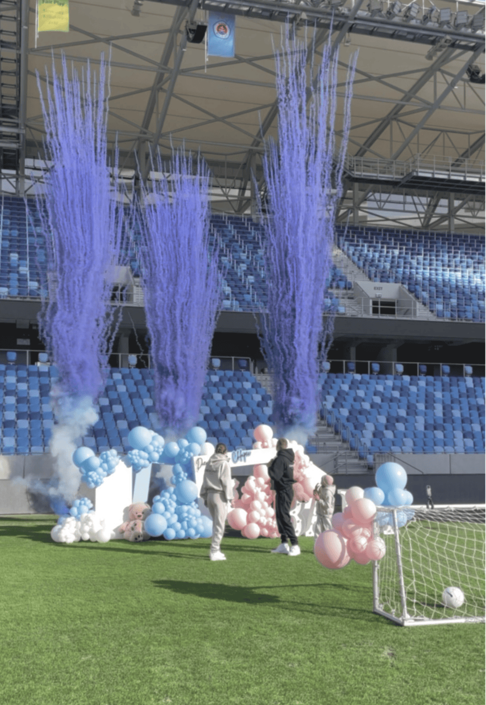 Gender reveal modry dymový efekt na štadione - Miloore